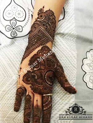 15 Intriguing Mehndi Designs for Fingers